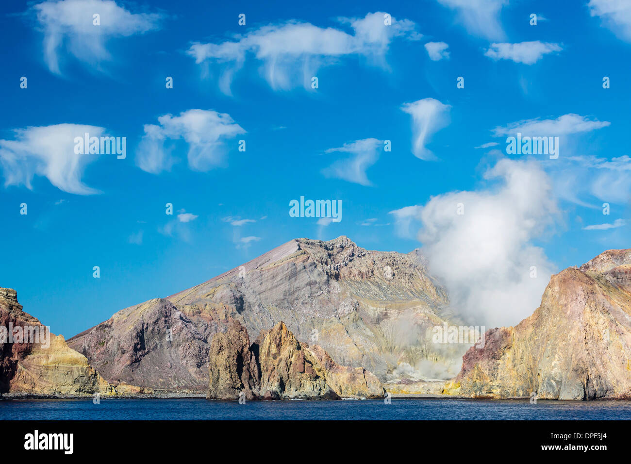 White cloud island hi-res stock photography and images - Alamy