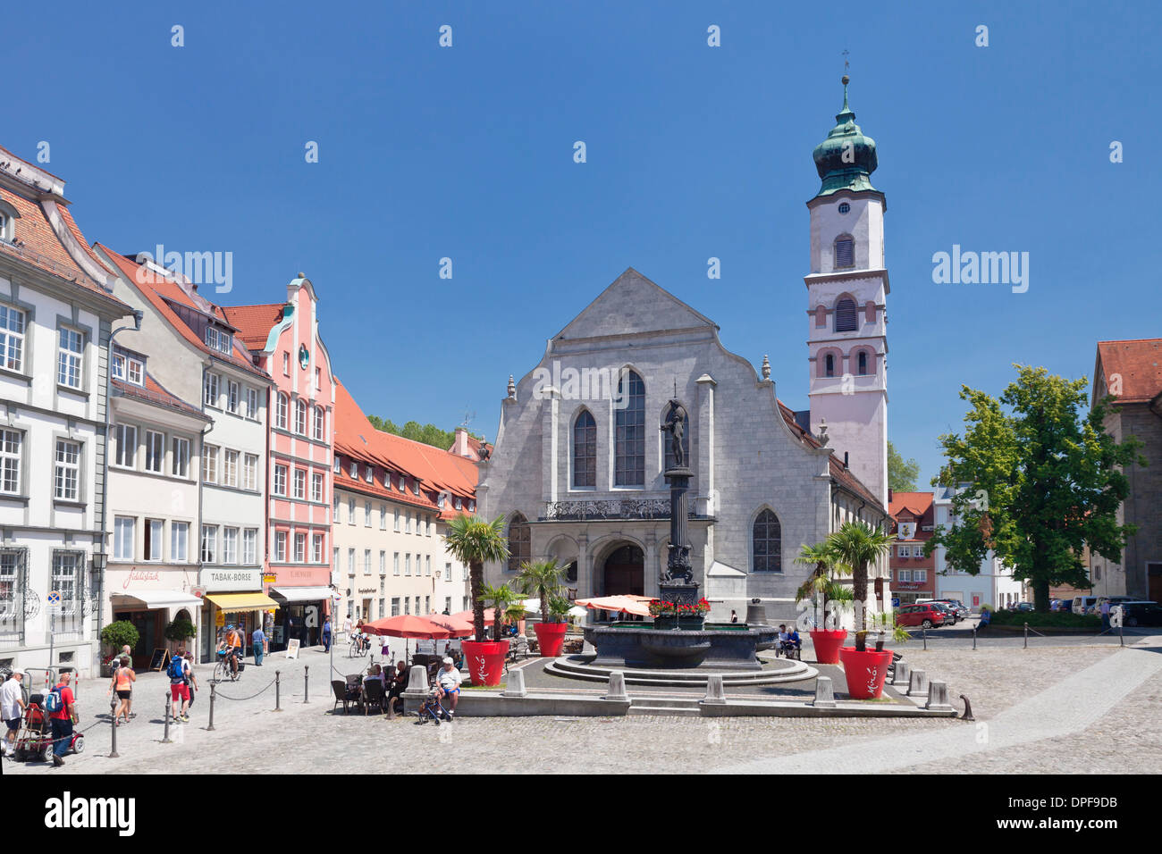 Fountain at the market square with St. Stephan Kirche church, Lindau ...