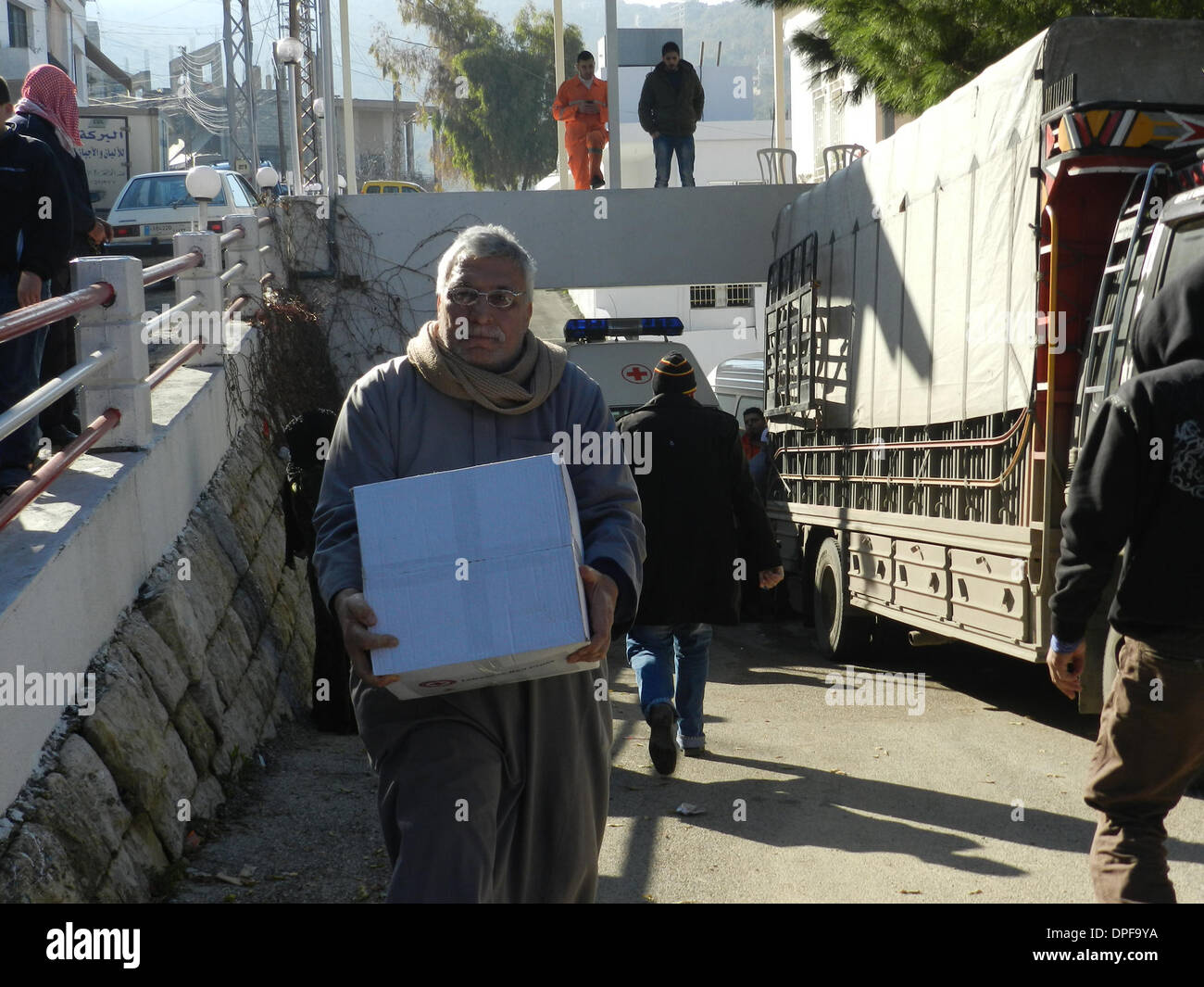 (140114) -- BEIRUT, Jan. 14, 2014 (Xinhua) -- A Syrian refugee man ...