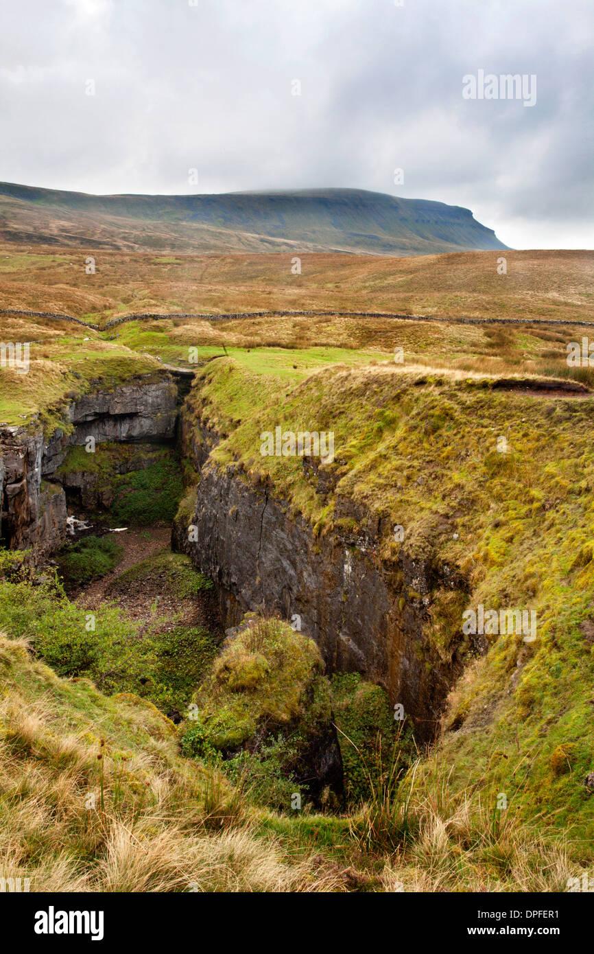 Hull Pot and Pen Y Ghent Horton in Ribblesdale, Yorkshire Dales ...