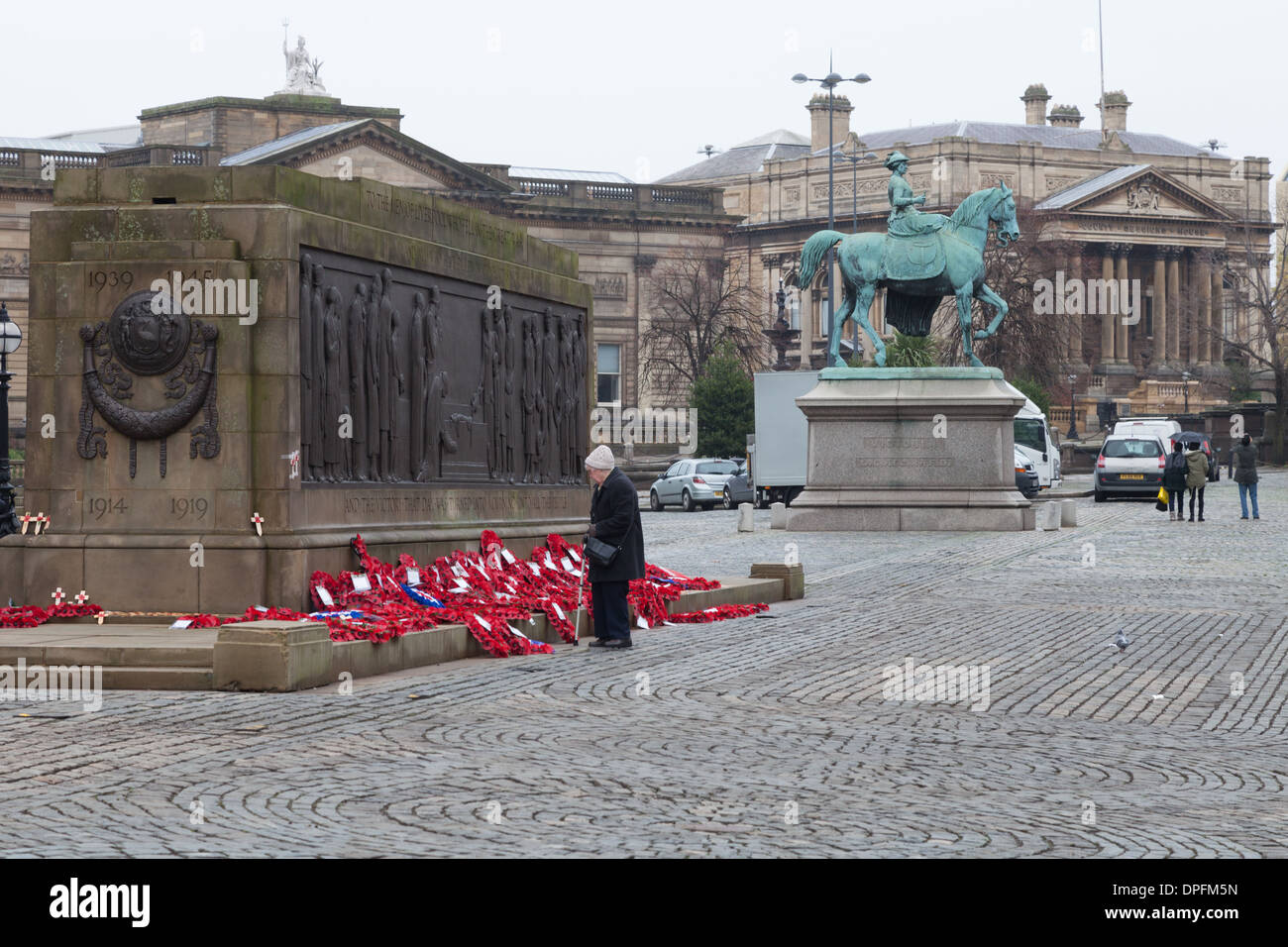 Queen remembrance sunday memorial hi-res stock photography and images ...
