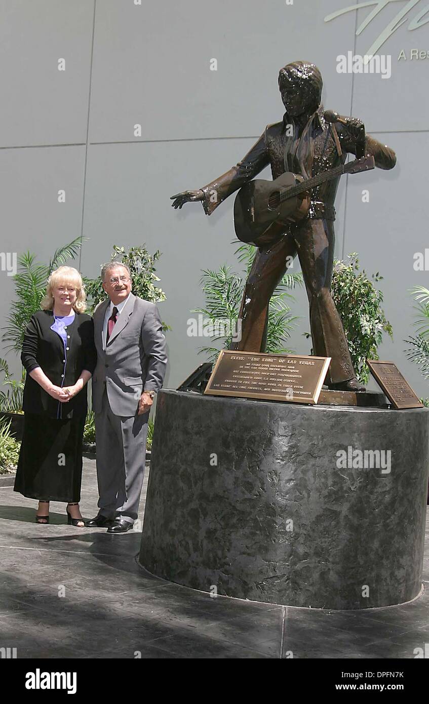 June 21, 2006 - Hollywood, California, U.S. - K48433EG.ELVIS STAUE ...