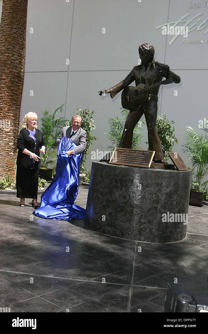June 21, 2006 - Hollywood, California, U.S. - K48433EG.ELVIS STAUE ...