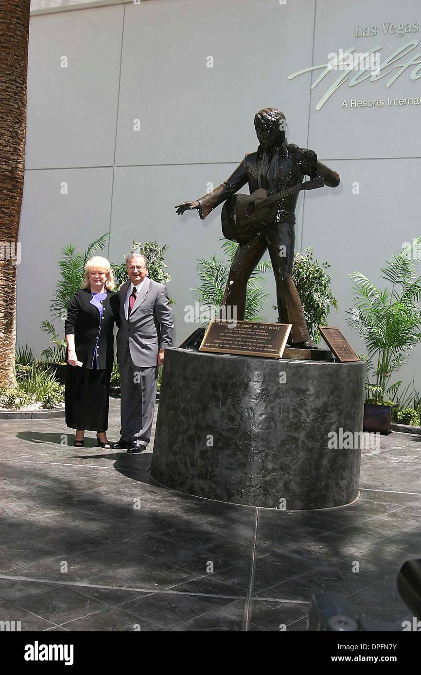 June 21, 2006 - Hollywood, California, U.S. - K48433EG.ELVIS STAUE ...