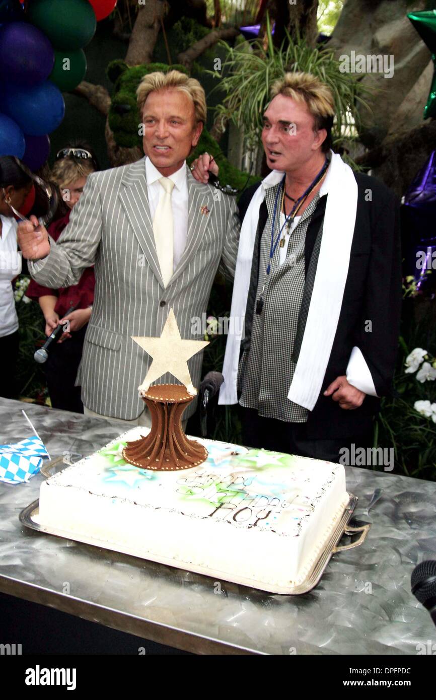 Oct. 4, 2006 - Hollywood, California, U.S. - K50123EG.SIEGRIED AND ROY ...