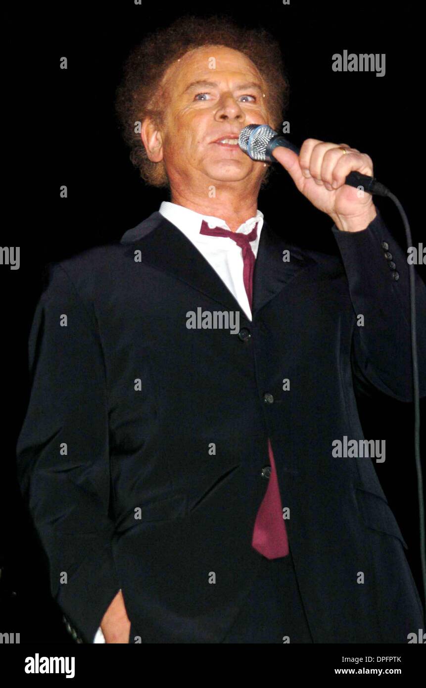 Nov. 6, 2006 - New York, New York, U.S. - LEGENDARY SINGER ART ...