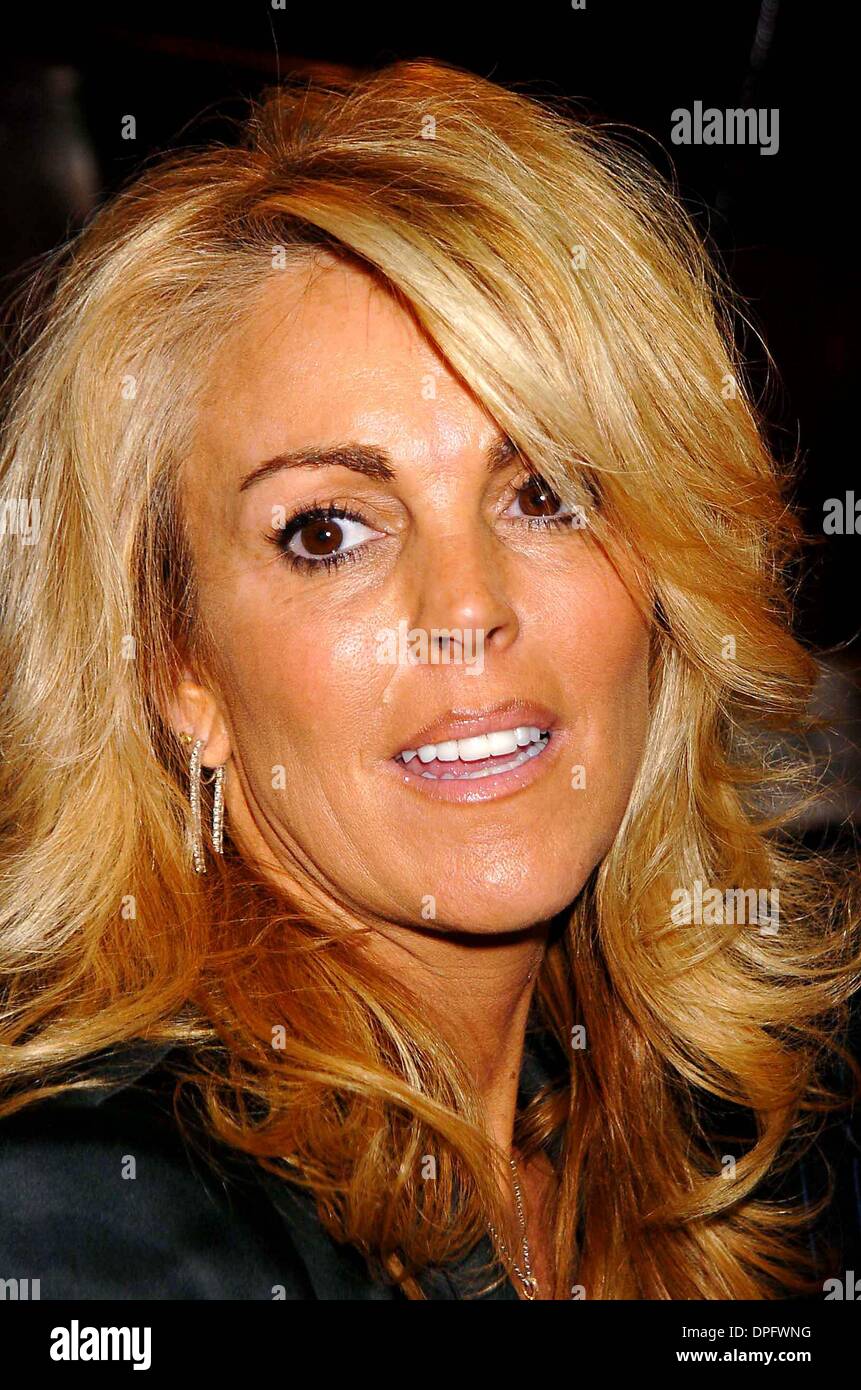 Oct. 9, 2006 - New York, New York, U.S. - DINA LOHAN POSES AS SUPER MOM ...