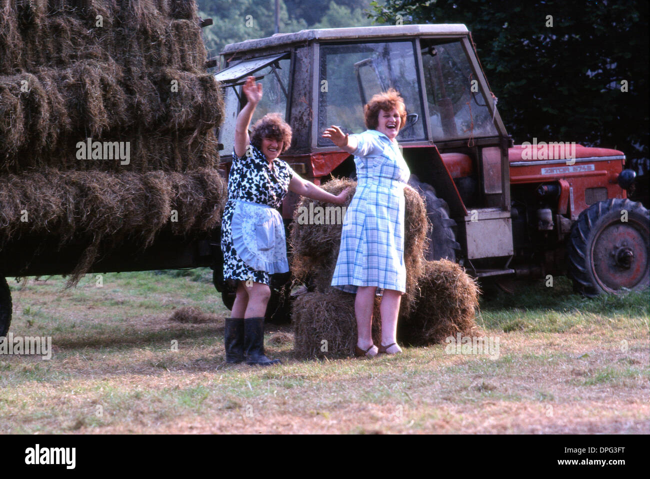 Trailer on a british farm hi-res stock photography and images - Alamy