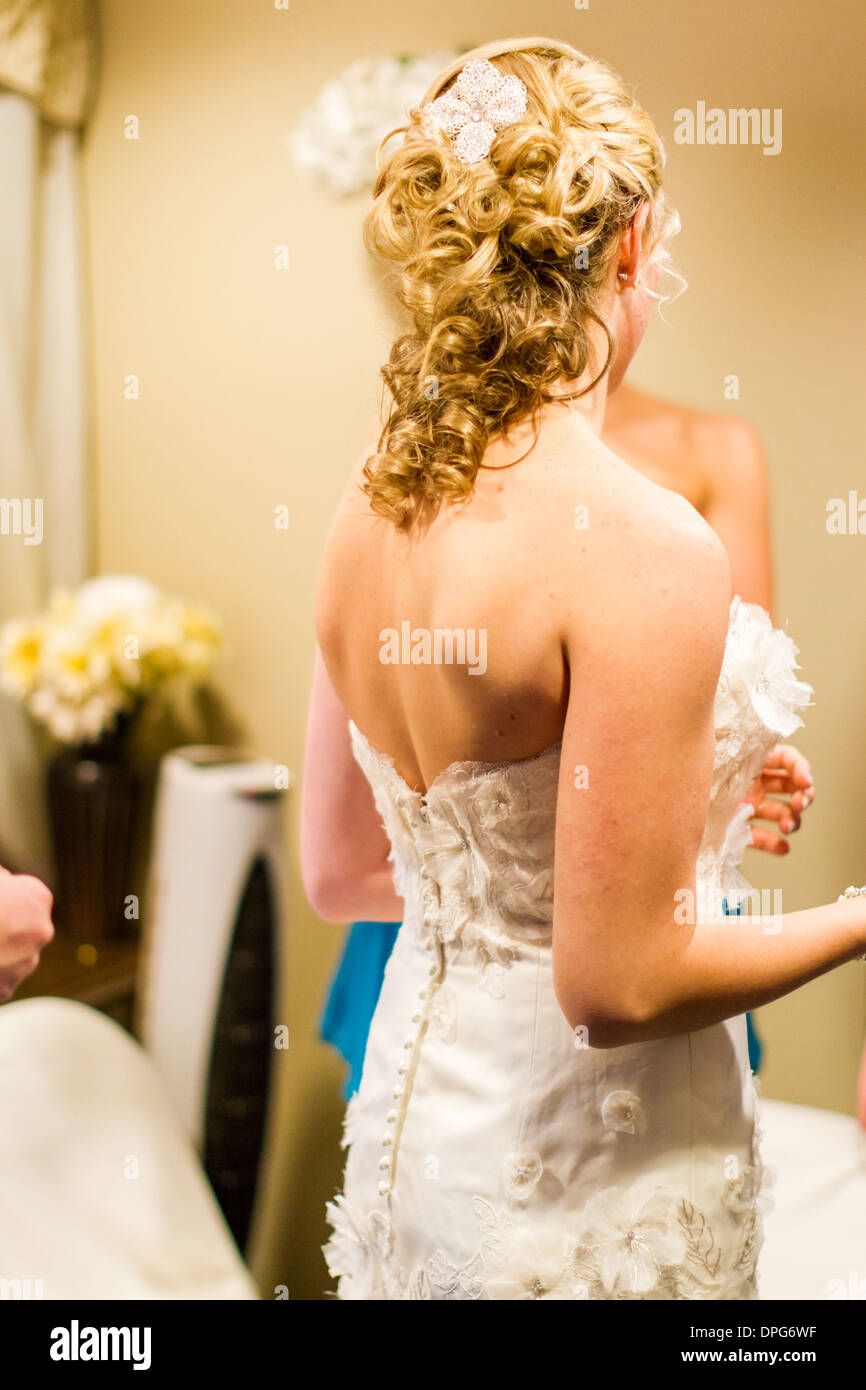 Young bride getting ready for her wedding Stock Photo - Alamy