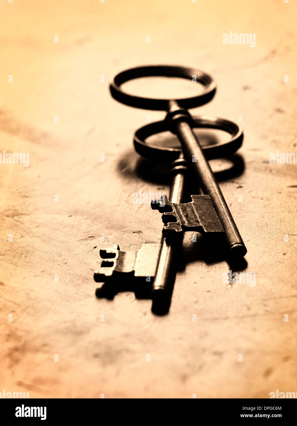 Old keys laying on top of worn wood Stock Photo - Alamy