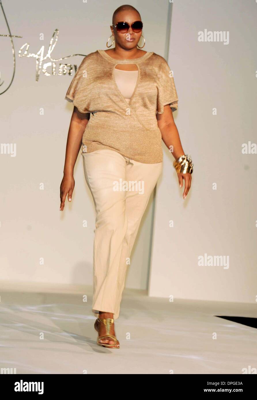 Mar. 5, 2006 - New York, New York, U.S. - QUEEN LATIFAH INTRODUCES HER ...