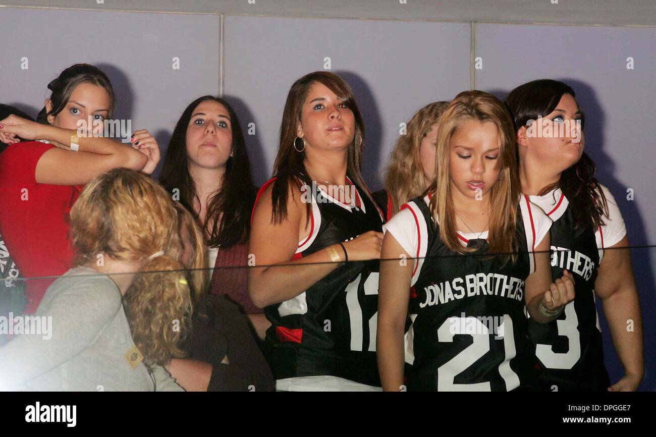 Jonas brothers fans hi-res stock photography and images - Alamy