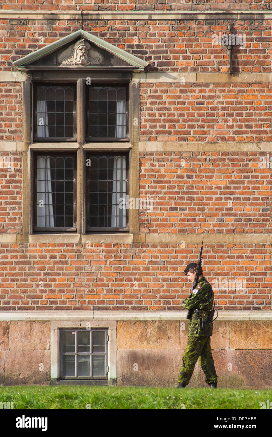 Royal guard outside crown jewels hi-res stock photography and images ...