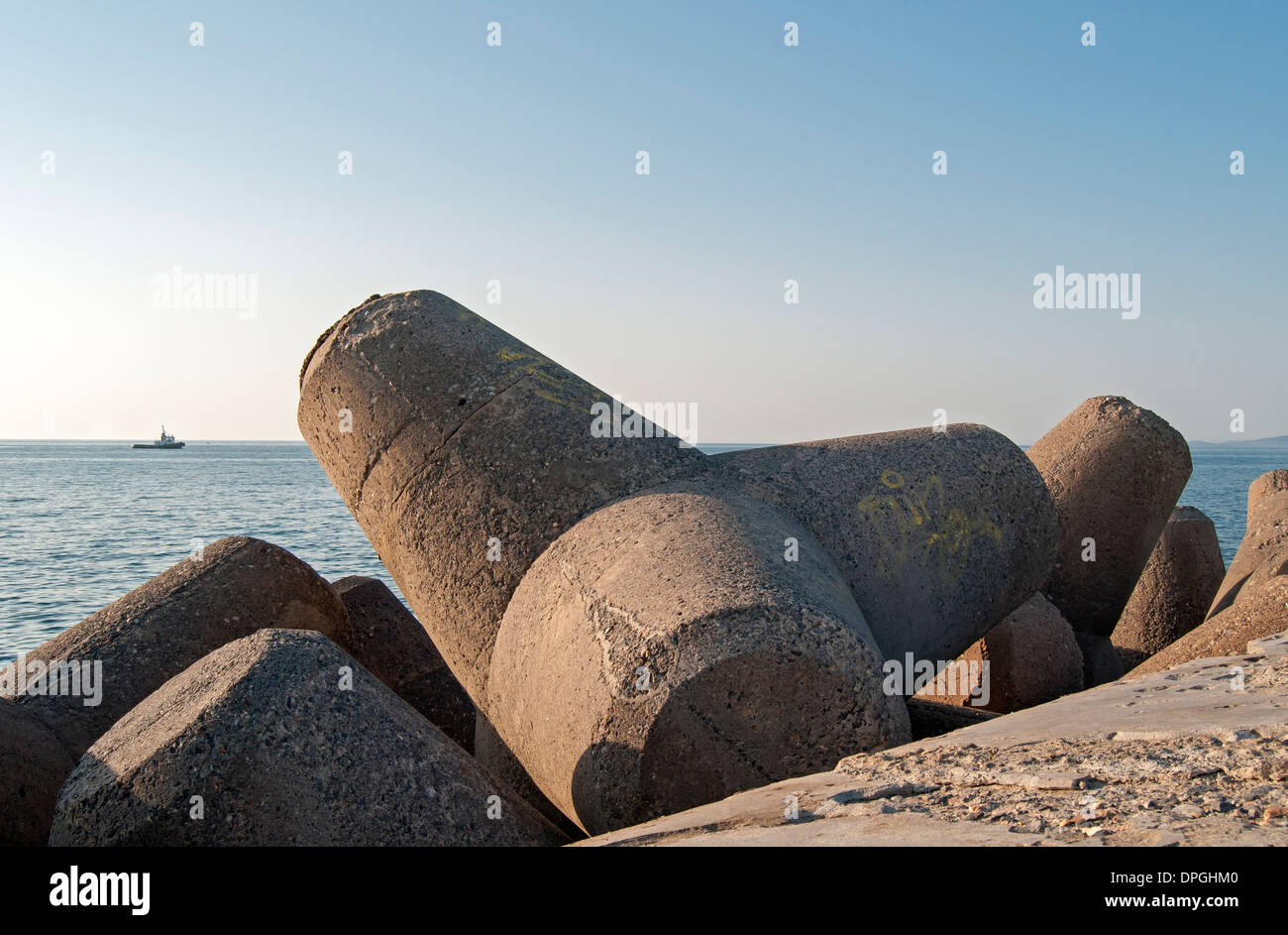 Tetrapod coast protection hi-res stock photography and images - Alamy