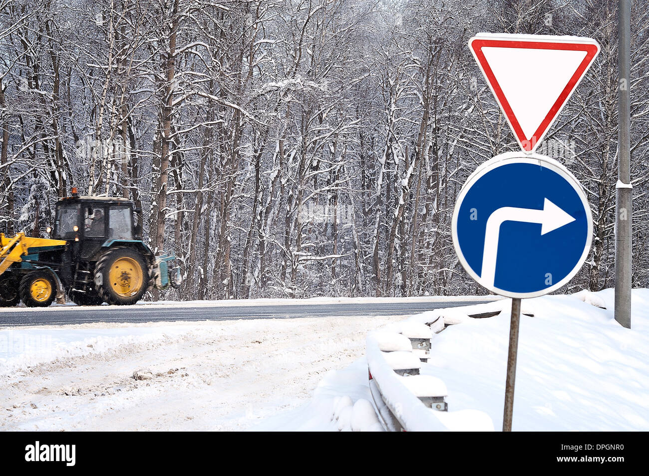 Right of way tractor hi-res stock photography and images - Alamy