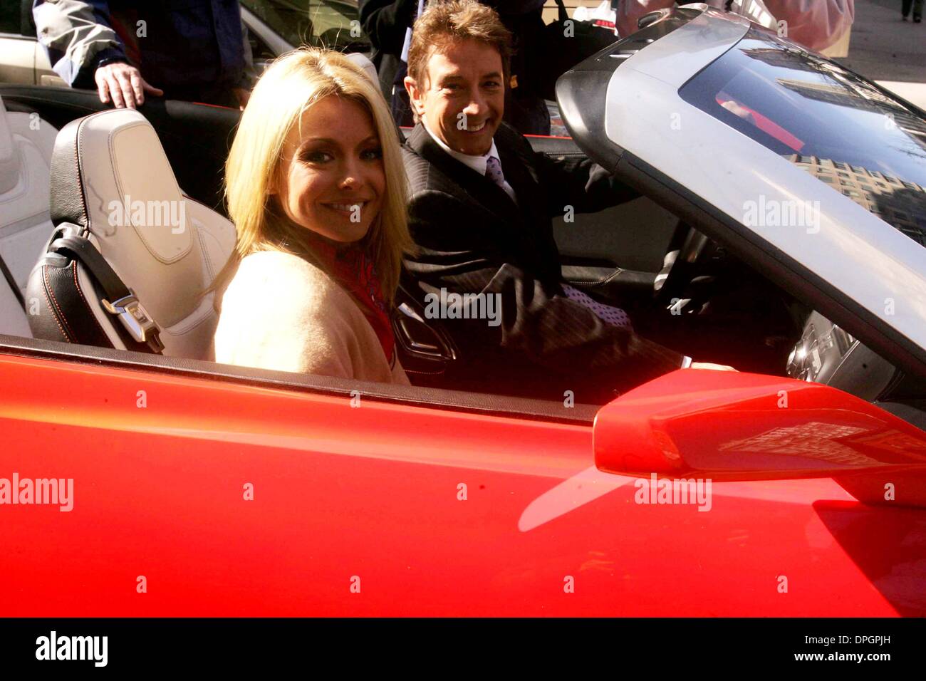 Apr. 8, 2006 - New York, New York, U.S. - GUESTS OUTSIDE LIVE WITH ...