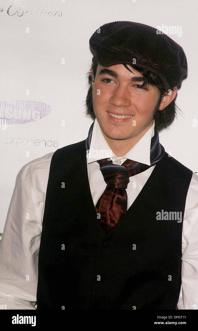 Jonas brothers 2006 hi-res stock photography and images - Alamy
