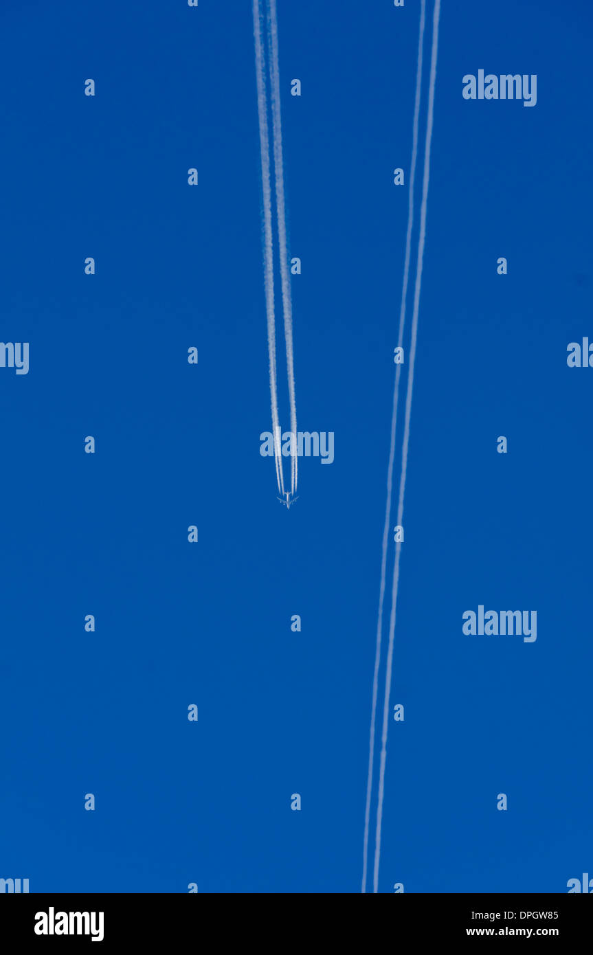 Vapour trails hi-res stock photography and images - Alamy