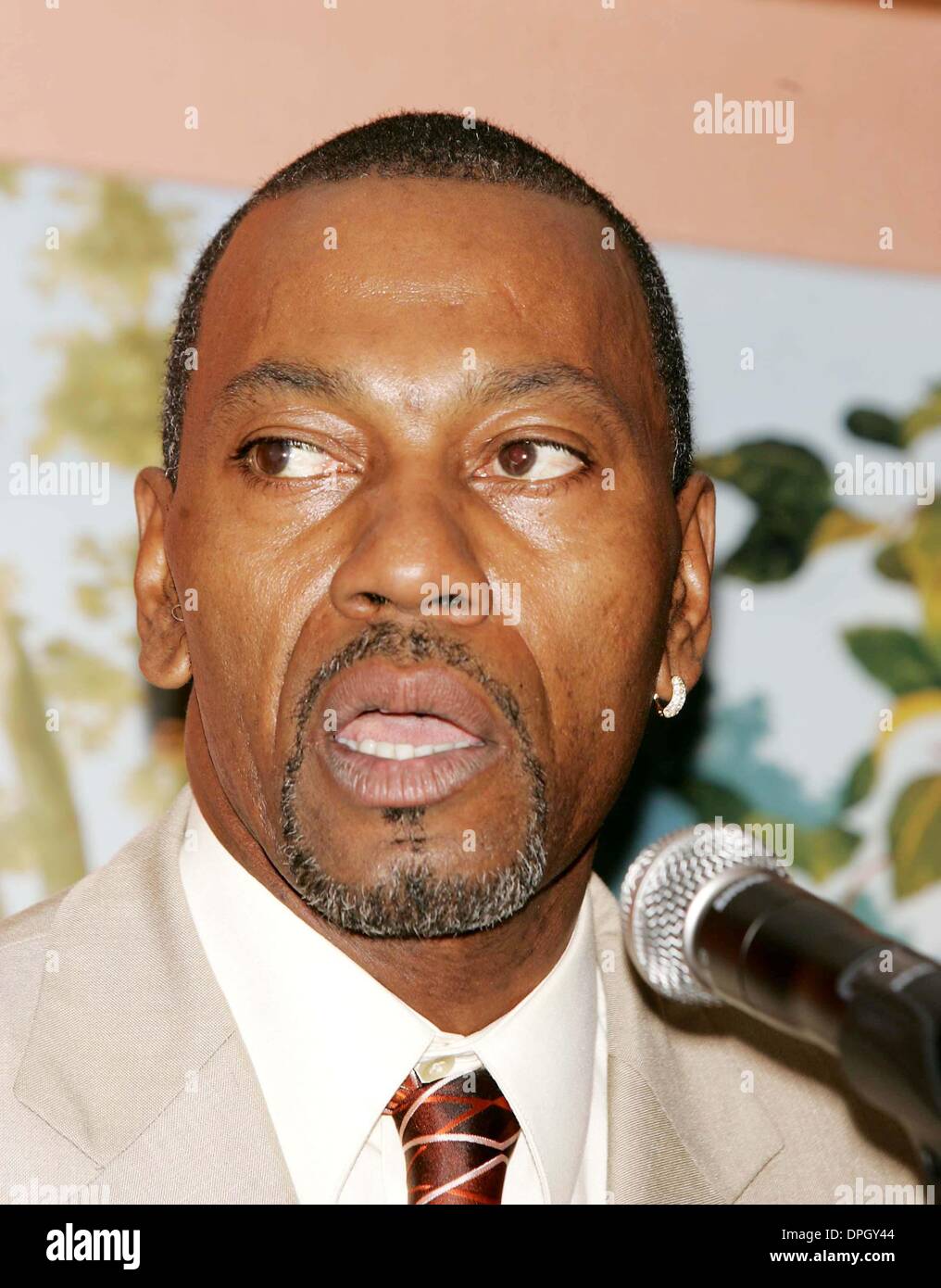 Niños jeep hi-res stock photography and images - Alamy