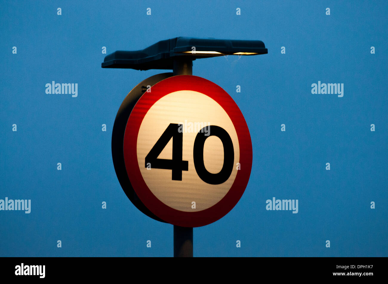 40 mph speed restriction hi-res stock photography and images - Alamy