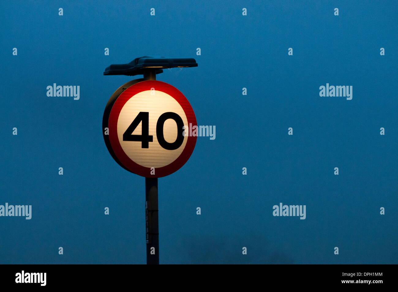 40 mph speed restriction hi-res stock photography and images - Alamy