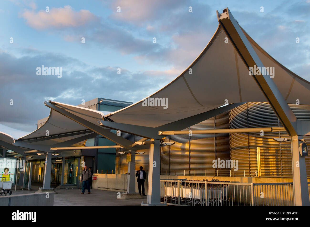 Airport t5 exterior hi-res stock photography and images - Alamy