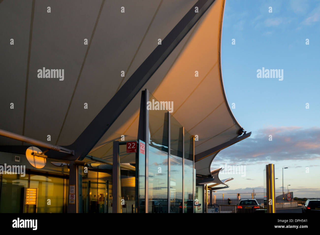London heathrow airport entrance hi-res stock photography and images ...