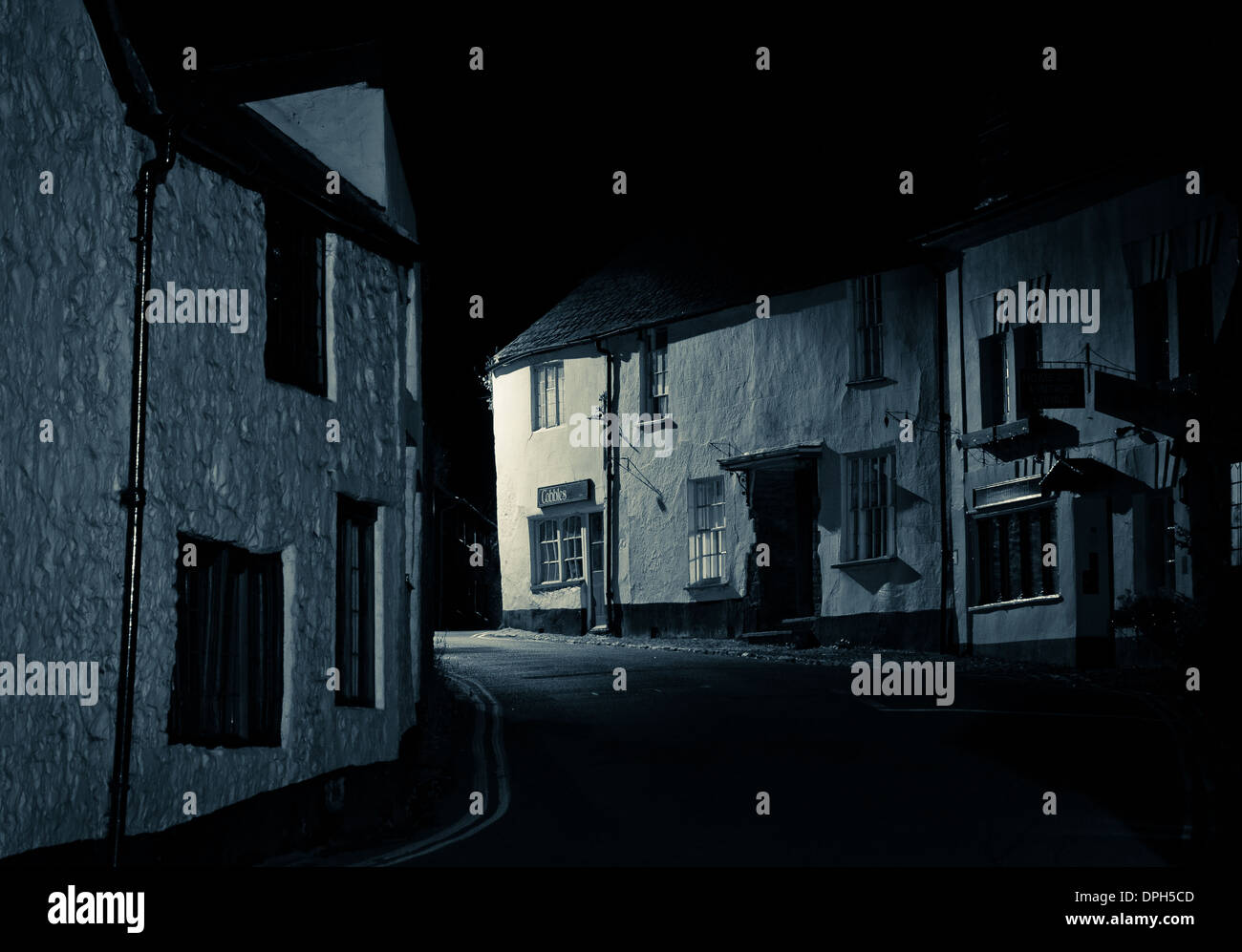 Dark street lane hi-res stock photography and images - Alamy