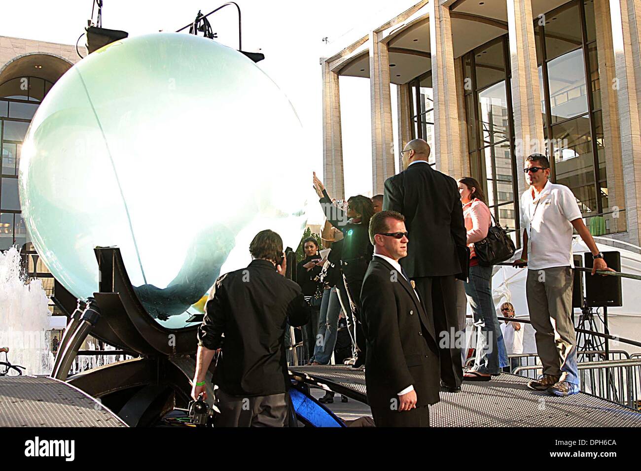 David blaine drowned alive hi-res stock photography and images - Alamy