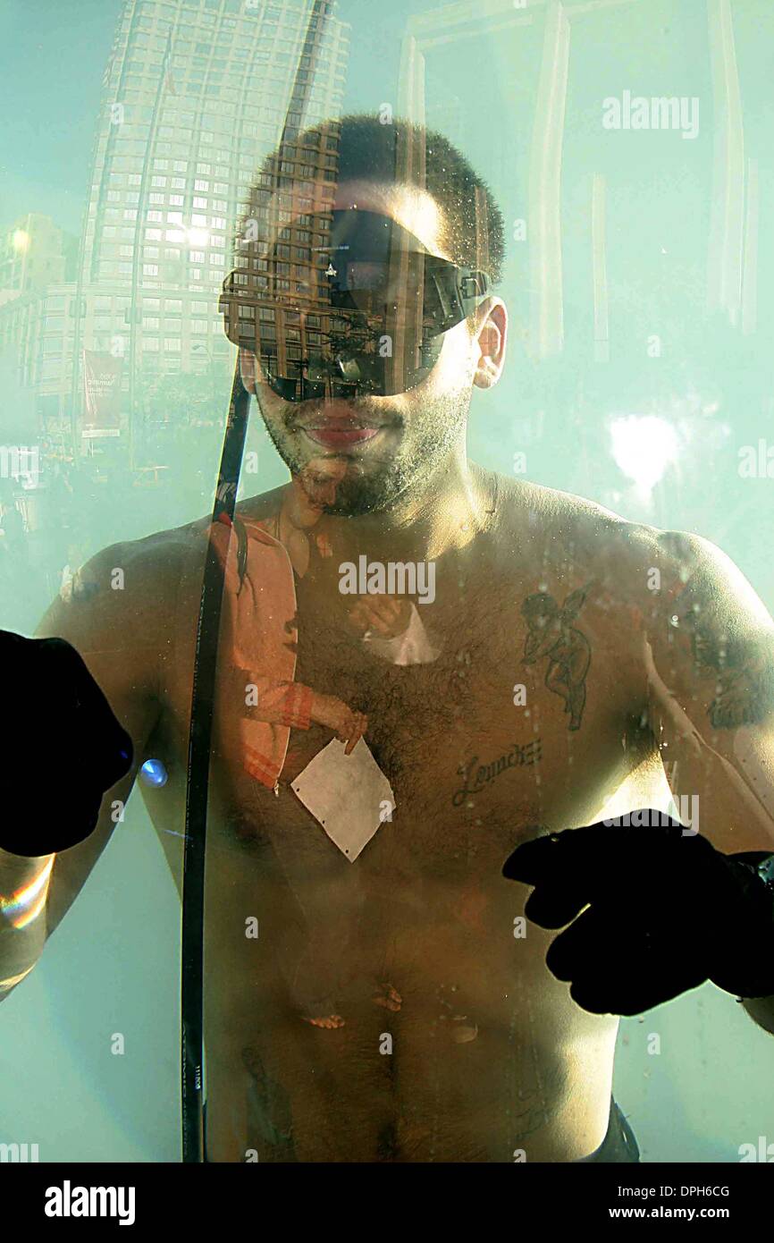 David blaine drowned alive hi-res stock photography and images - Alamy