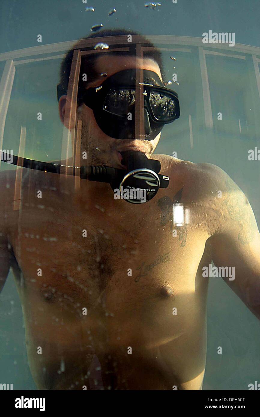 David blaine drowned alive hi-res stock photography and images - Alamy