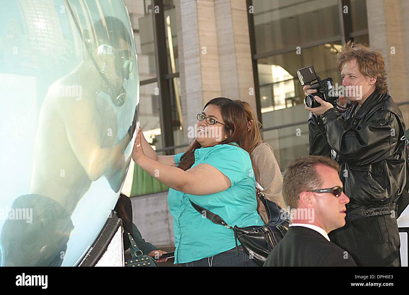 David blaine drowned alive hi-res stock photography and images - Alamy