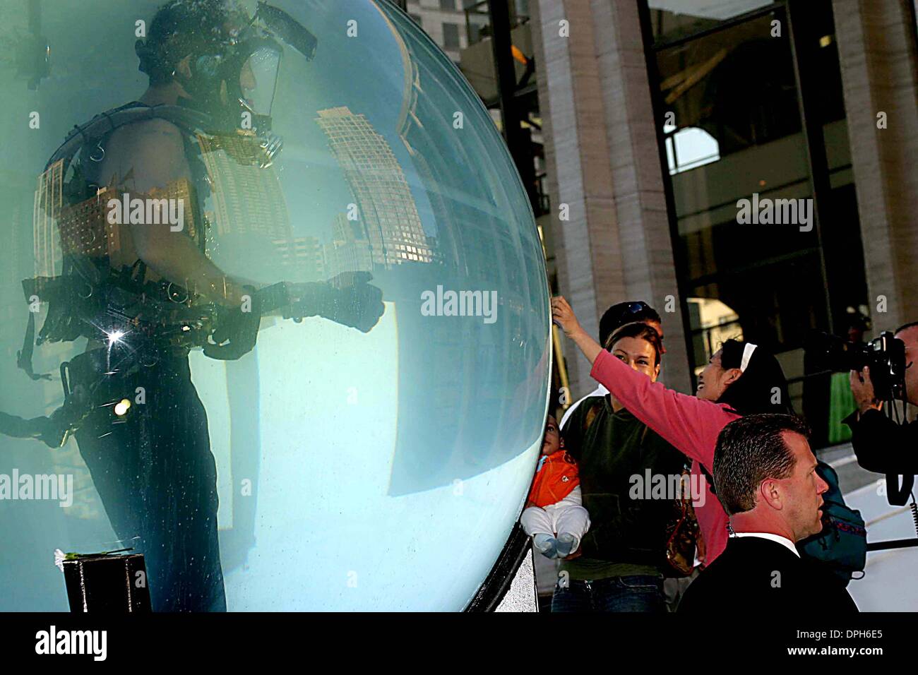 David blaine drowned alive hi-res stock photography and images - Alamy
