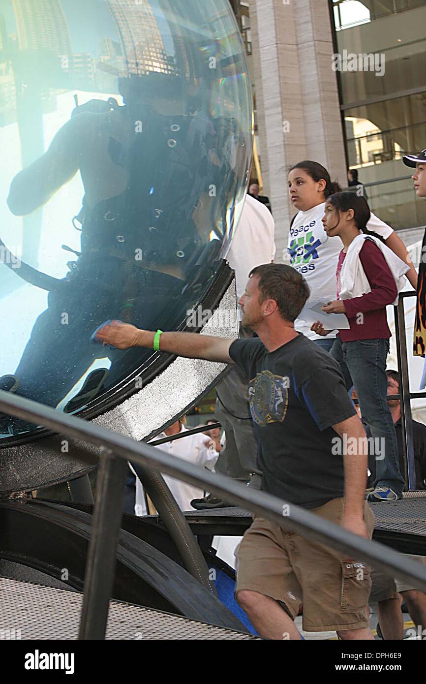 David blaine drowned alive hi-res stock photography and images - Alamy