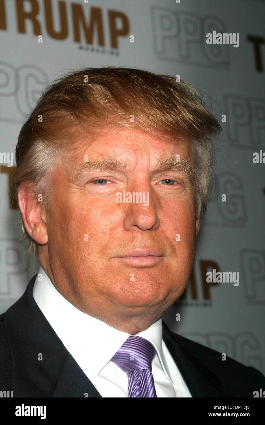 Donald trump globe photos hi-res stock photography and images - Alamy