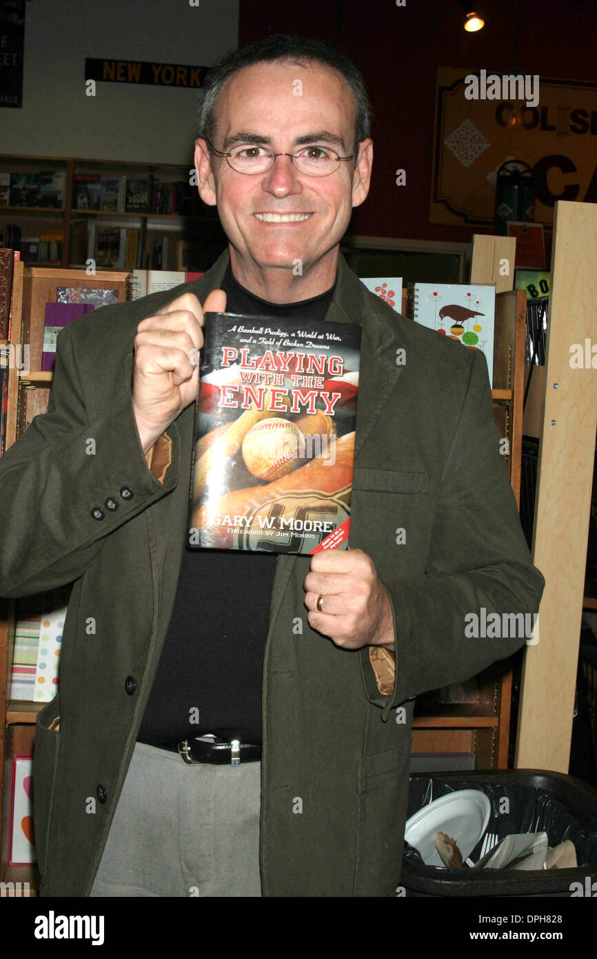 Oct. 14, 2006 - New York, New York, U.S. - K50327ML.GARY MOORE SIGNS ...