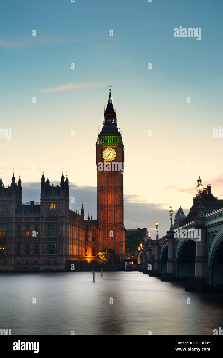 London skyline dusk hi-res stock photography and images - Alamy