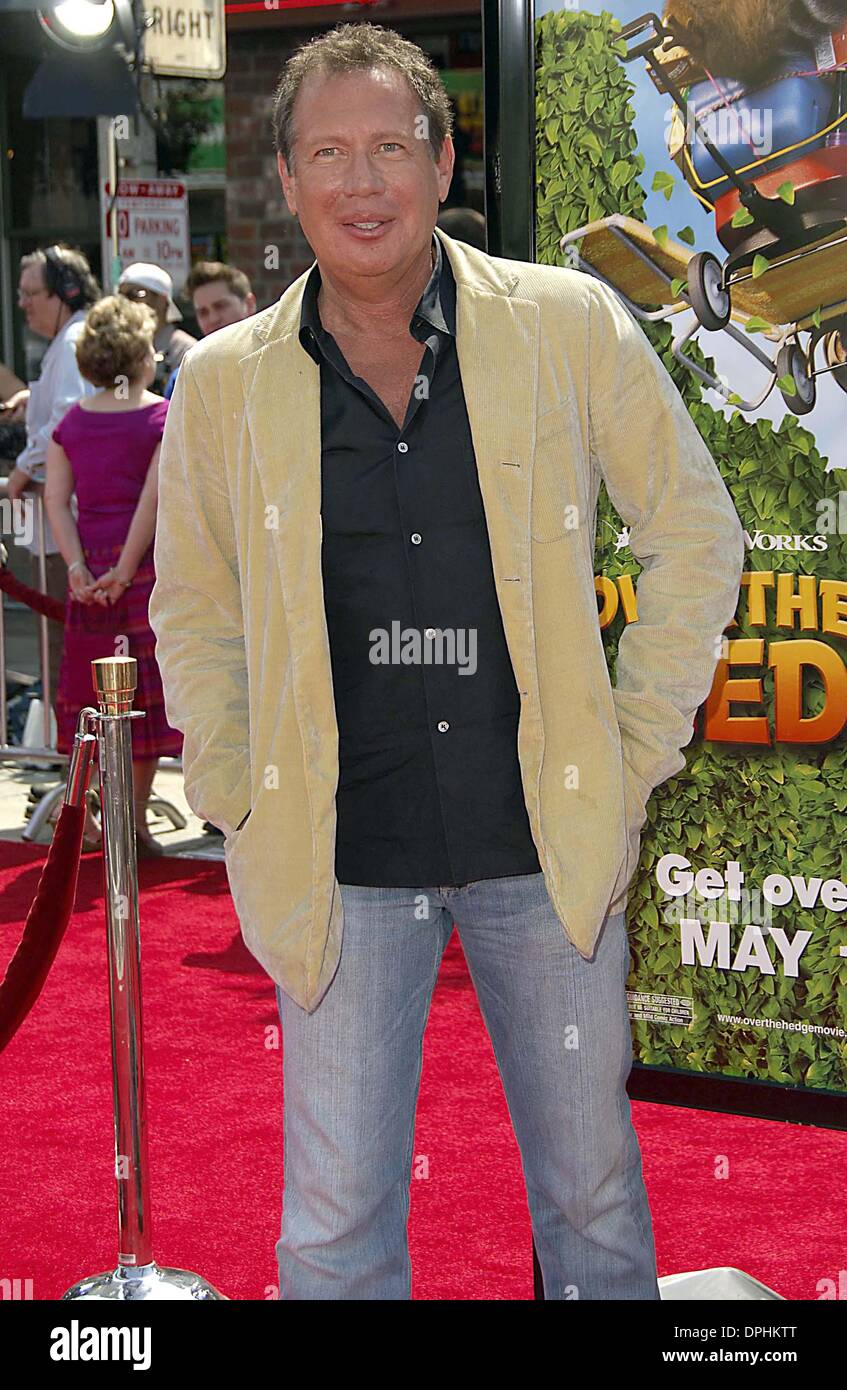 Garry shandling over hedge premiere hi-res stock photography and images ...