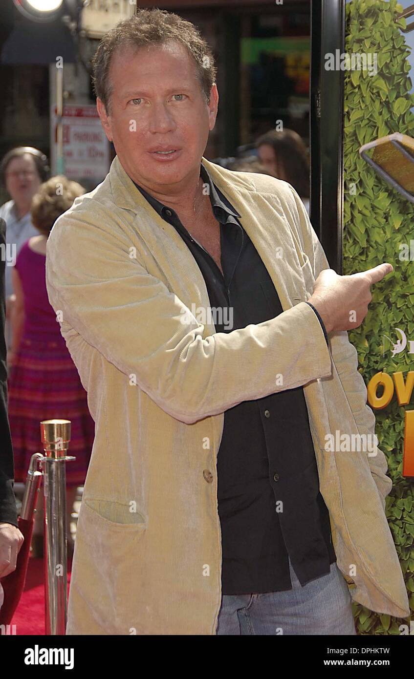 Garry shandling over hedge premiere hi-res stock photography and images ...