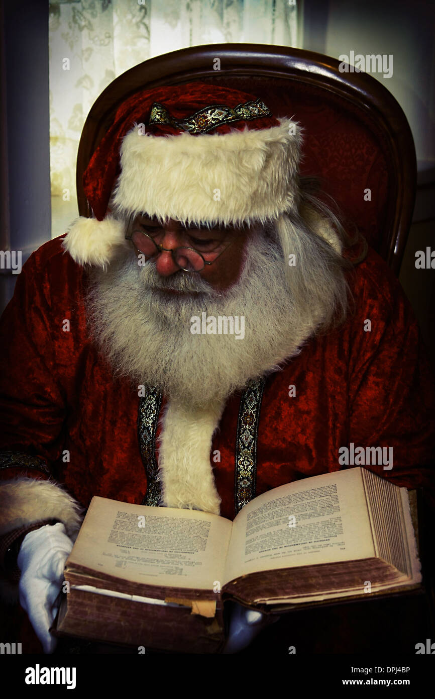 Santa reading a book hi-res stock photography and images - Alamy