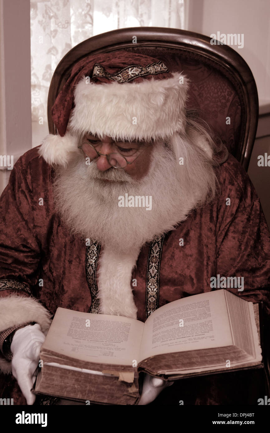 Santa claus reading christmas story hi-res stock photography and images ...