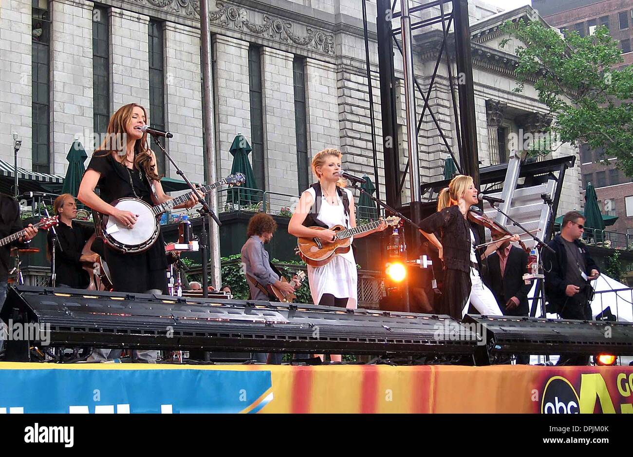 May 26, 2006 - K48103MK.DIXIE CHICKS PERFORM ON ABC'S GOOD MORNING ...