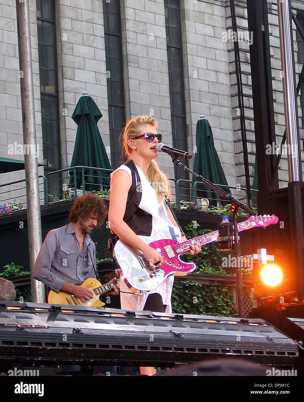 May 26, 2006 - K48103MK.DIXIE CHICKS PERFORM ON ABC'S GOOD MORNING ...