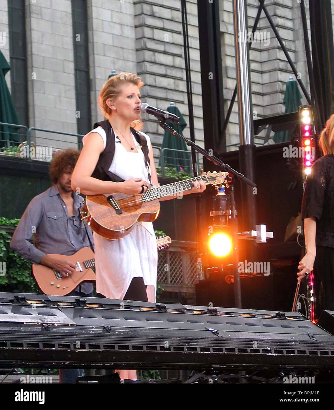 May 26, 2006 - K48103MK.DIXIE CHICKS PERFORM ON ABC'S GOOD MORNING ...