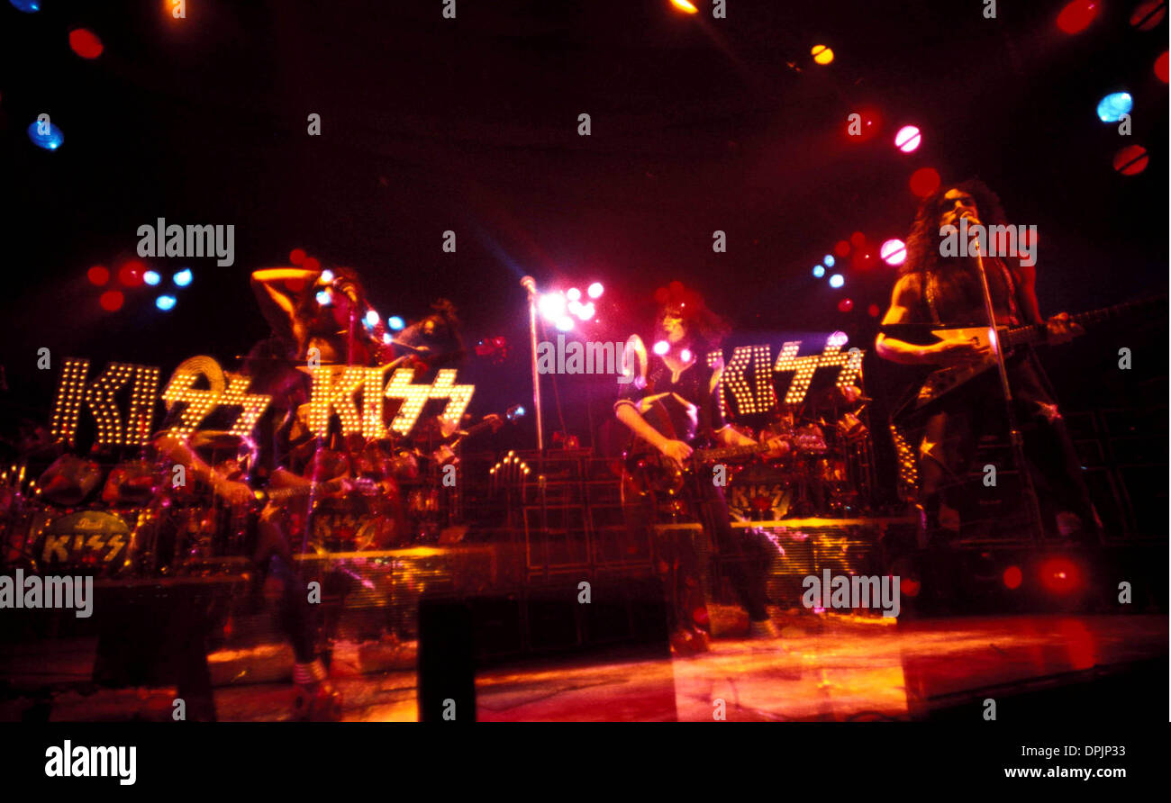 Kiss 1976 hi-res stock photography and images - Alamy