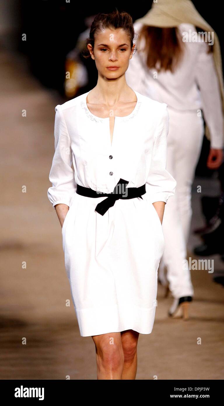 Feb. 27, 2006 - K46957.2006 FASHION SHOW AT PARIS FASHION WEEK..ISABEL ...