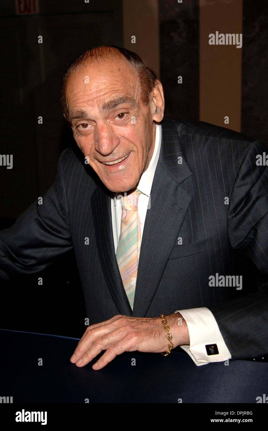 June 9, 2006 - New York, New York, USA - K48258AR.FRIARS CLUB TO ROASR ...