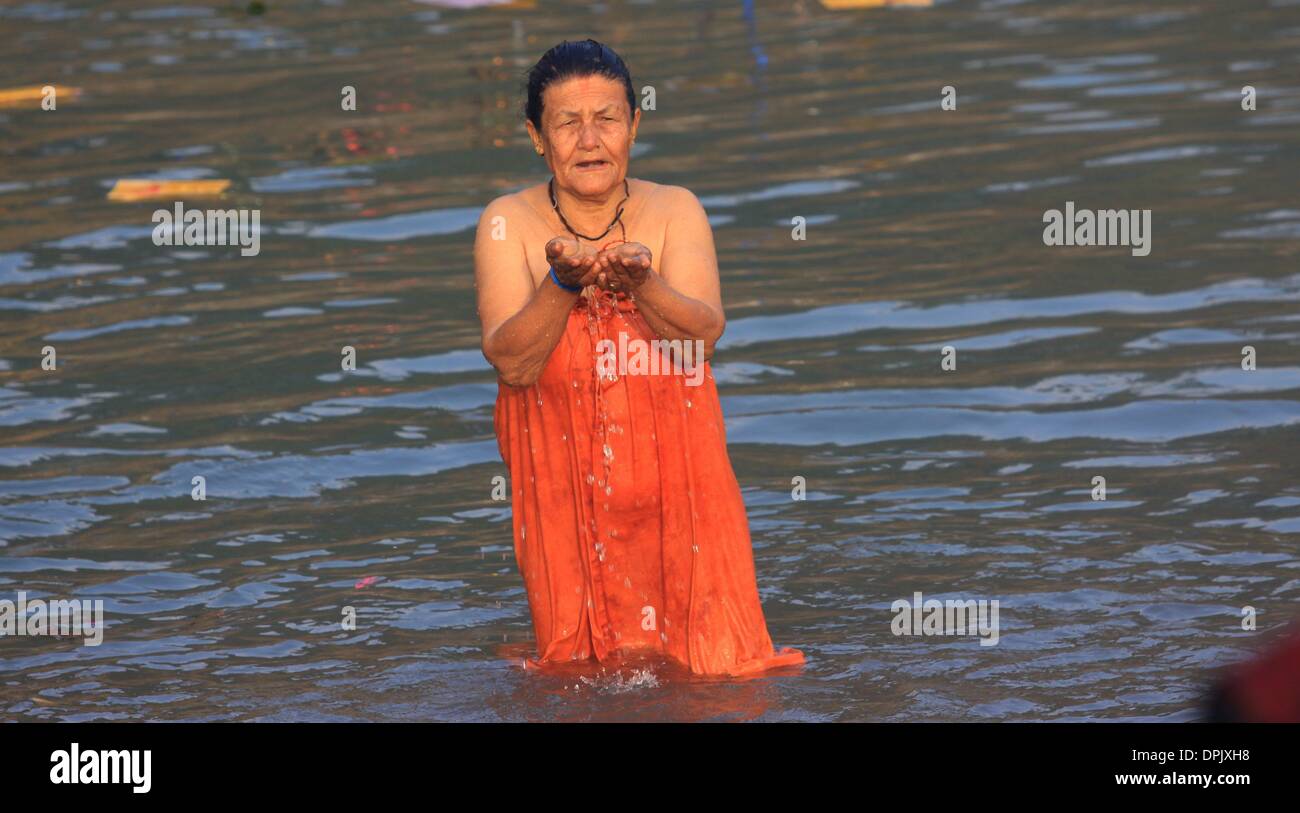 Tanahu, Nepal. 15th Jan, 2014. A devotee takes a holy dip in Narayani ...