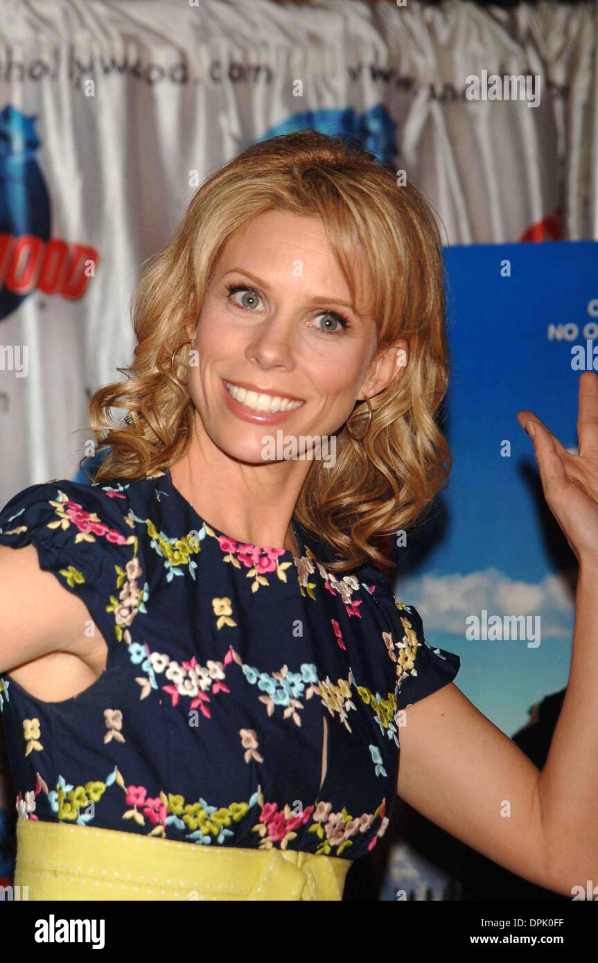 Apr. 28, 2006 - New York, New York, USA - K47651AR.Cheryl Hines brings ...
