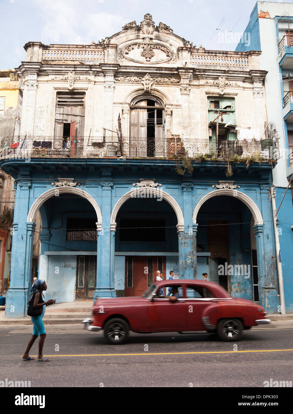 Vintage American vehicles pass colonial period buildings in Havana ...